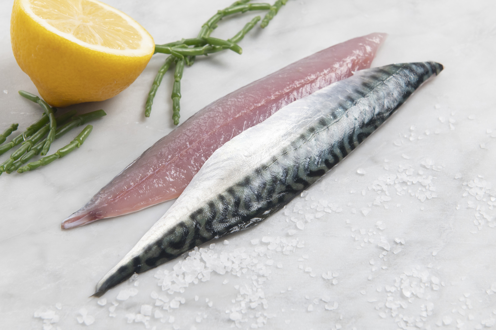 Recept: Salade met geroosterde tomaat, ui en makreelfilet | Dirks Vishandel